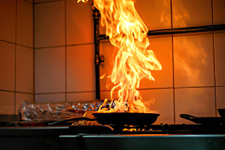 Pânico na Cozinha: O que Fazer Quando a Panela Pegar Fogo?